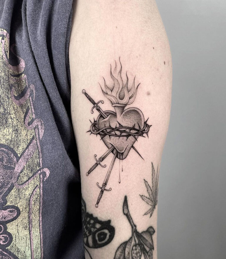 CUORE SACRO TATTOO | Significato, stili e tante immagini