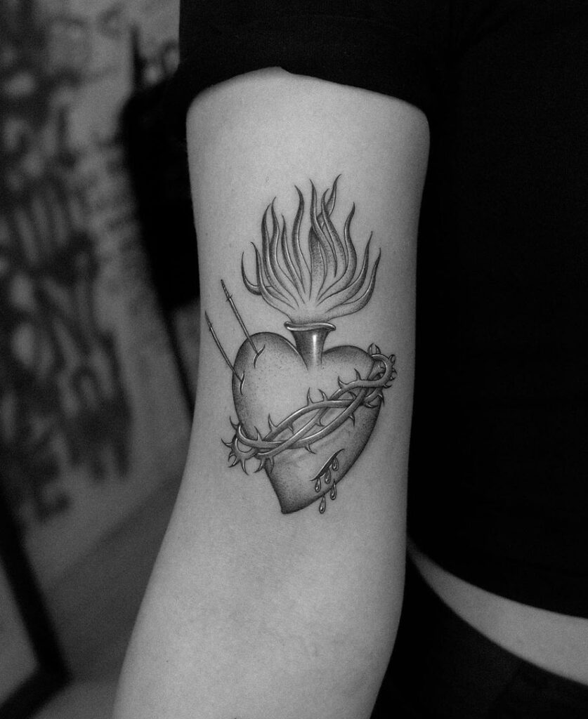 CUORE SACRO TATTOO | Significato, stili e tante immagini