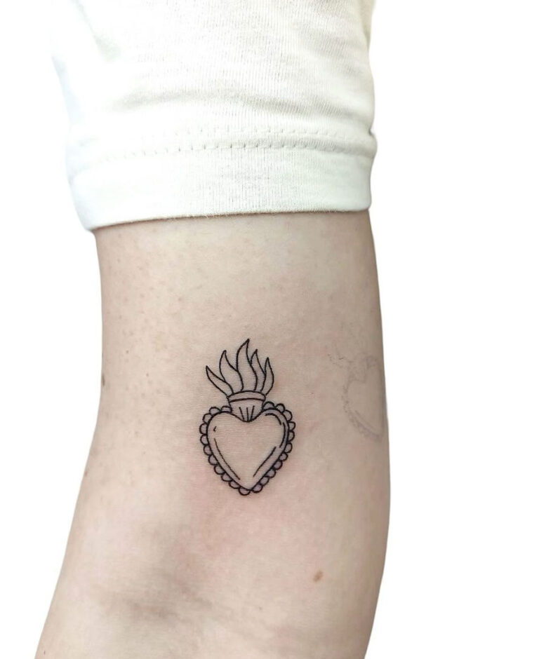 CUORE SACRO TATTOO | Significato, stili e tante immagini