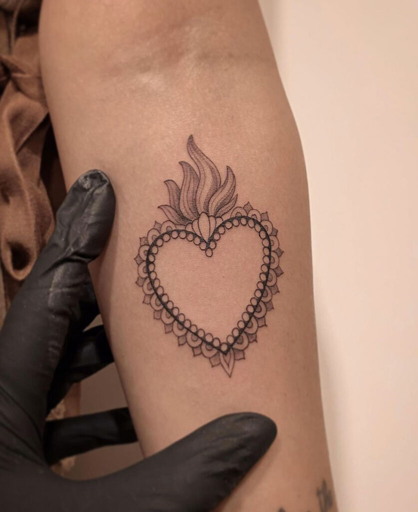 CUORE SACRO TATTOO | Significato, stili e tante immagini