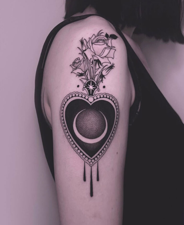 CUORE SACRO TATTOO | Significato, stili e tante immagini