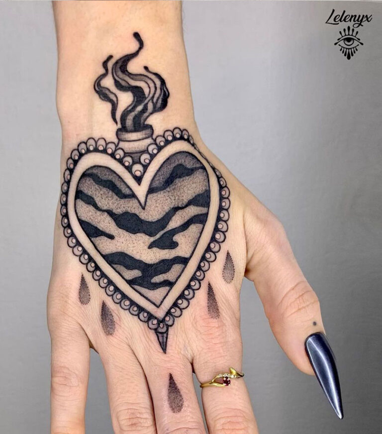 CUORE SACRO TATTOO | Significato, stili e tante immagini