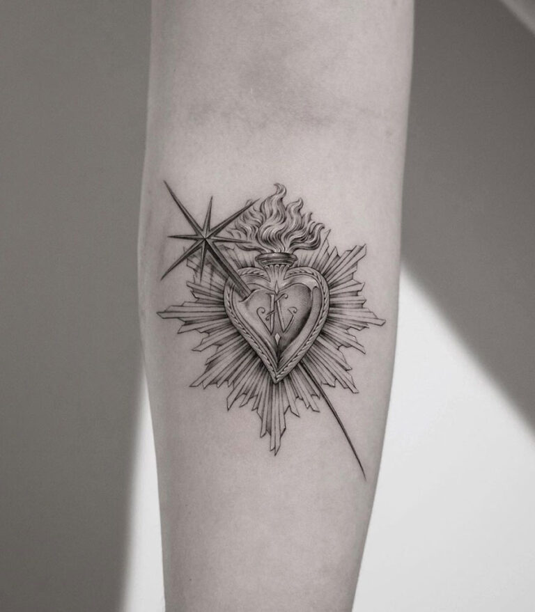 CUORE SACRO TATTOO | Significato, stili e tante immagini
